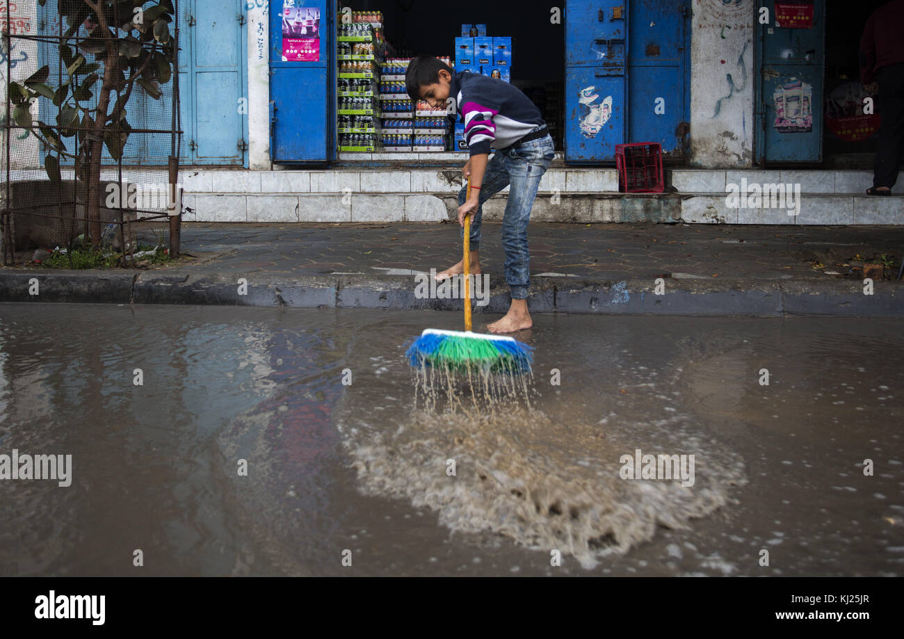 Gaza City, The Gaza Strip, Palestine. 21st Nov, 2017. A Palestinian boy ...