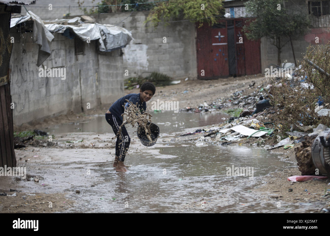 Gaza City, The Gaza Strip, Palestine. 21st Nov, 2017. A Palestinian boy ...