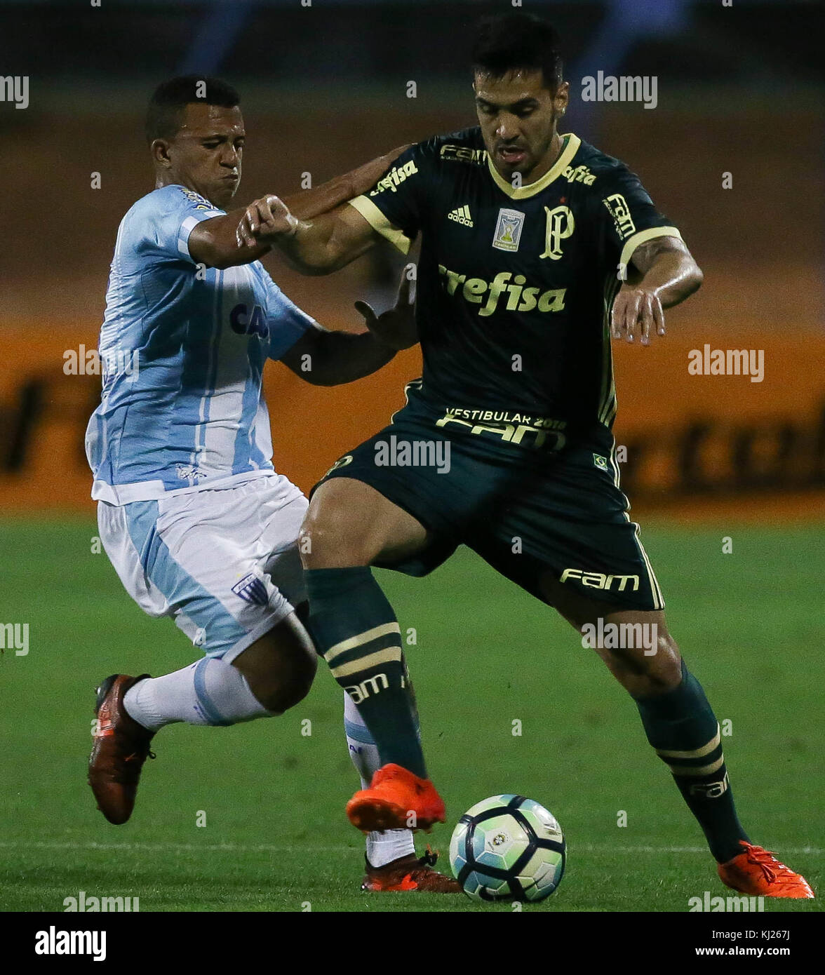 FLORIAN'POLIS, SC - 20.11.2017: AVAÍ X PALMEIRAS - Luan, from SE Palmeiras, plays the ball with ...
