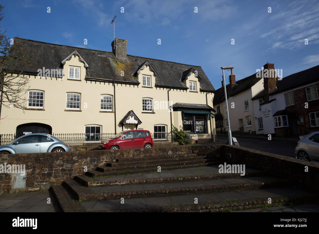 Hatherleigh, UK. 21st Nov, 2017. Blue skies over Hatherleigh in Devon ...