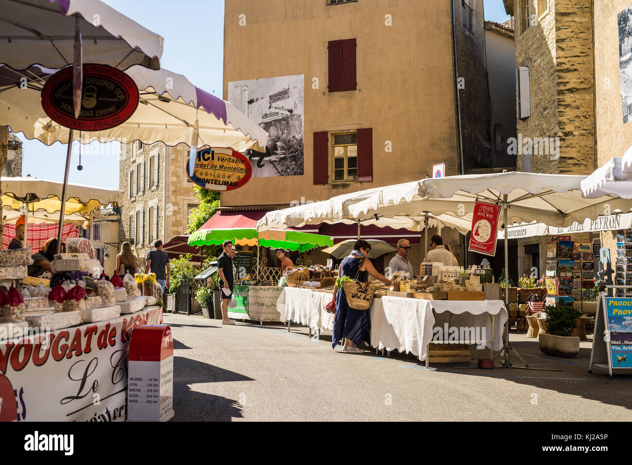 Street market, Gordes, Provence, France, Europe Stock Photo - Alamy