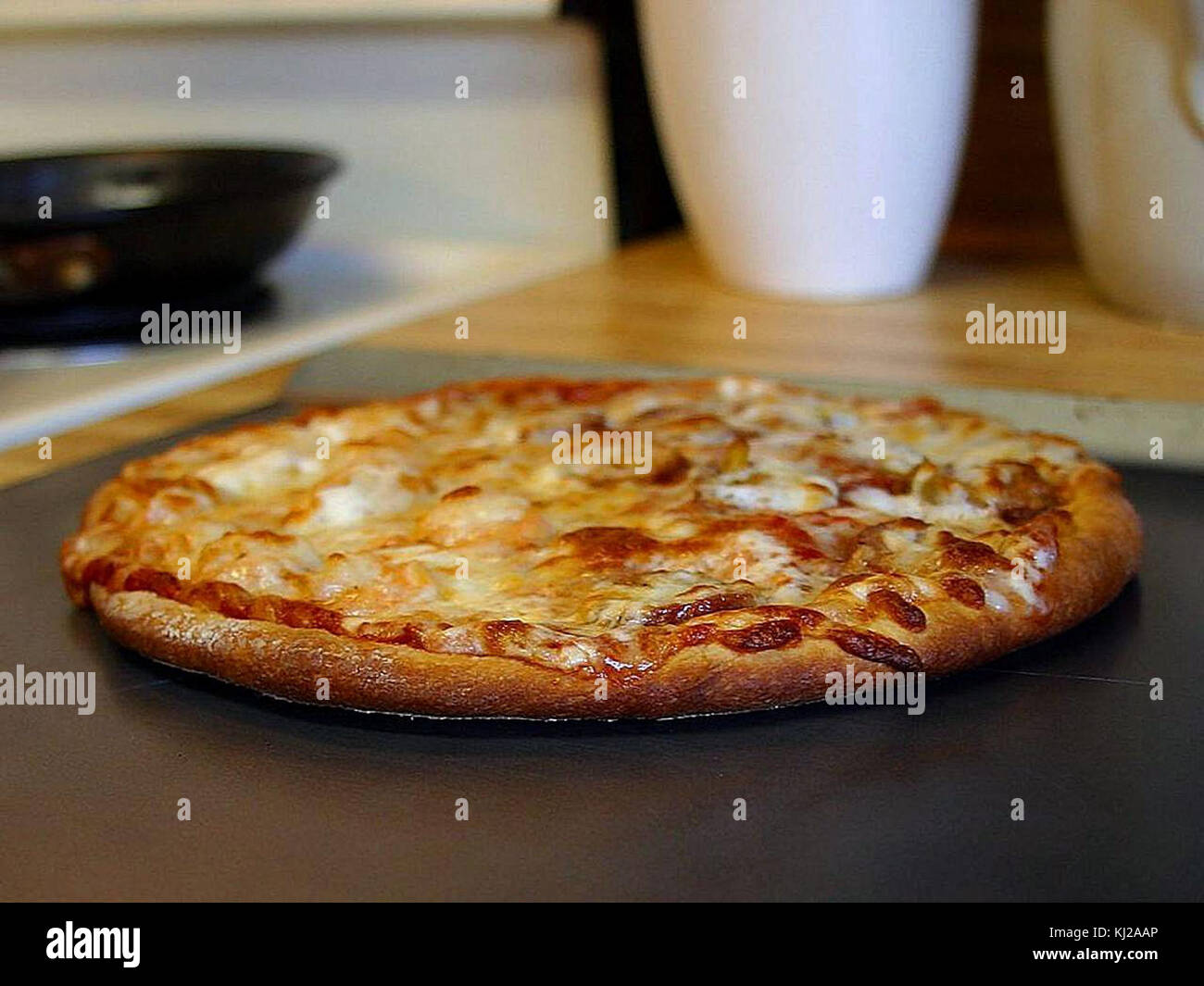 Italian chefs cooking traditional pizza hi-res stock photography and ...