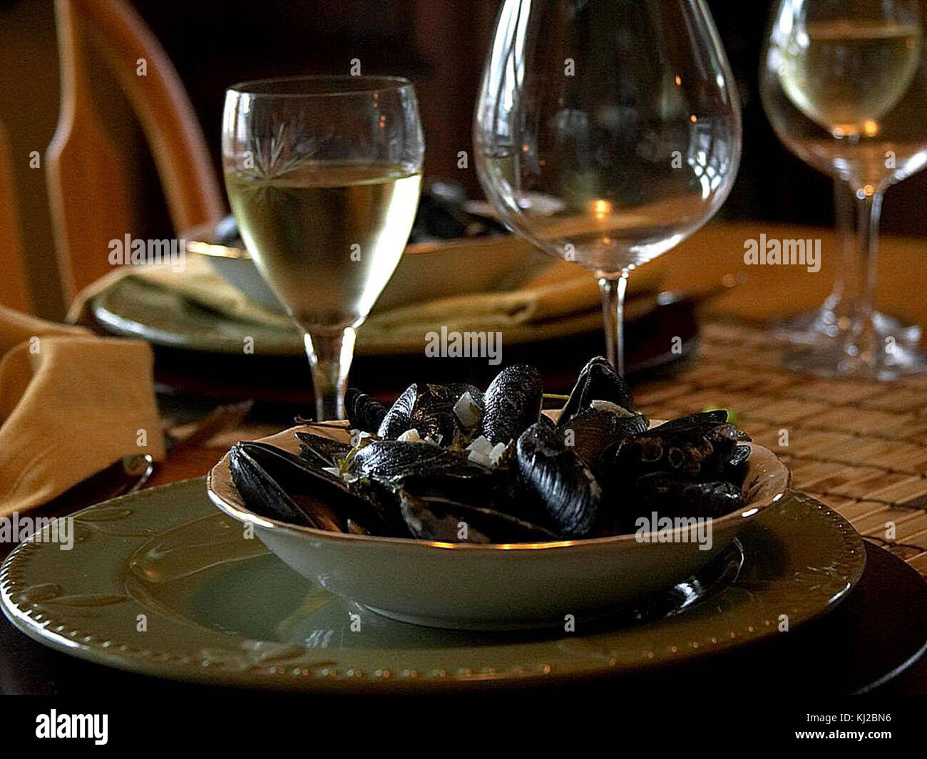 Steamed muscles at the dinner table Stock Photo - Alamy