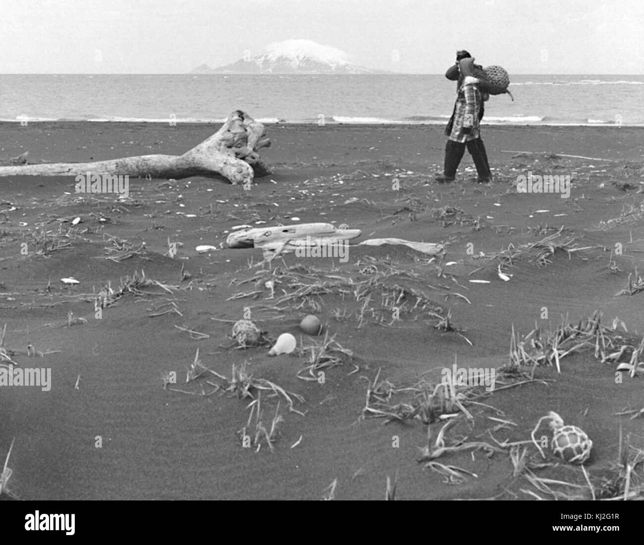 People walking past Black and White Stock Photos & Images - Alamy