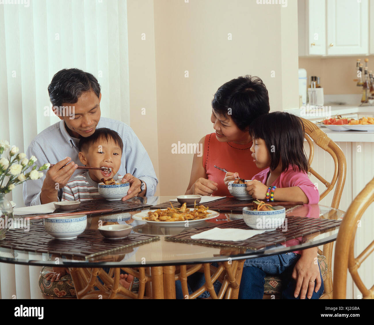 Dinner table shared meal family hi-res stock photography and images - Alamy
