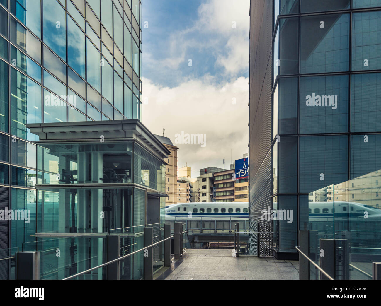 Tokyo high speed train Stock Photo - Alamy