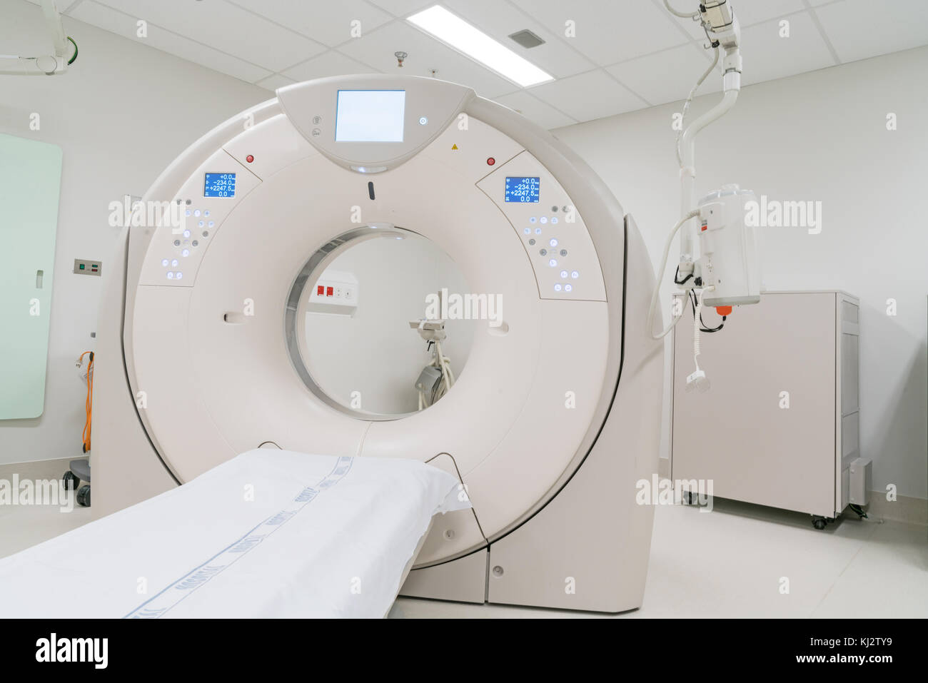 Ct scan machine in hospital hi-res stock photography and images - Alamy
