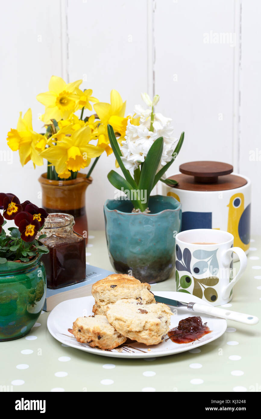 Spring time vase of flowers hi-res stock photography and images - Alamy