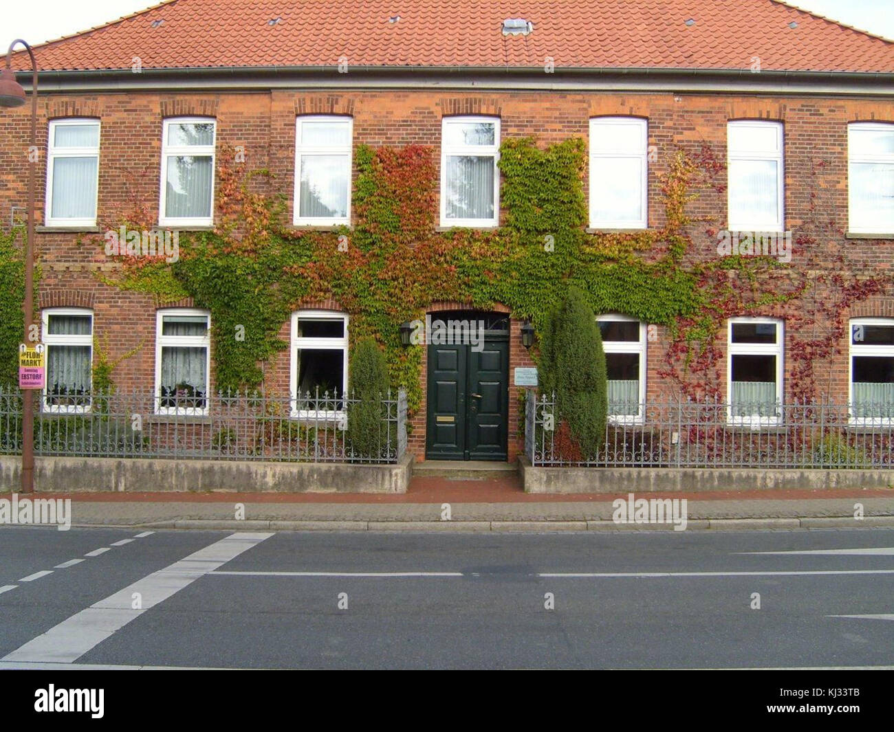 Virginia creeper house Stock Photo - Alamy