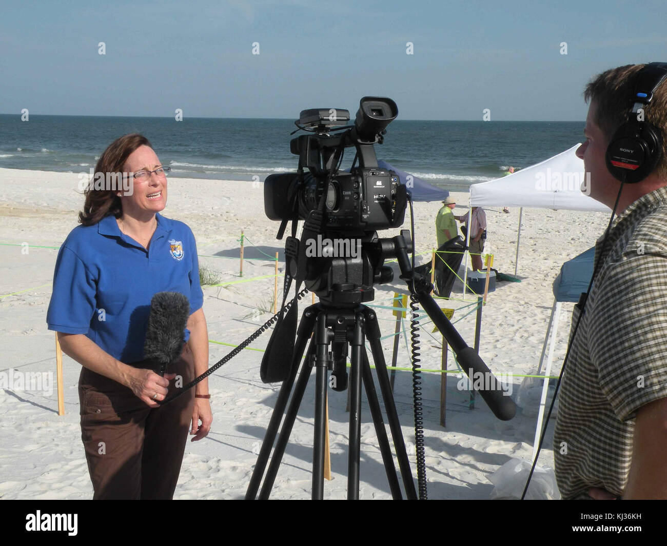 Television news crew Stock Photo - Alamy