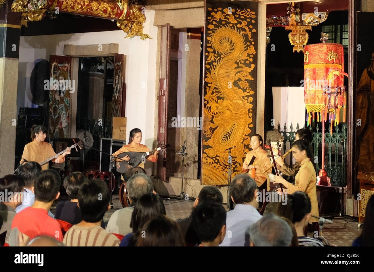 Nanyin performance at Thian Hock Keng temple Stock Photo - Alamy