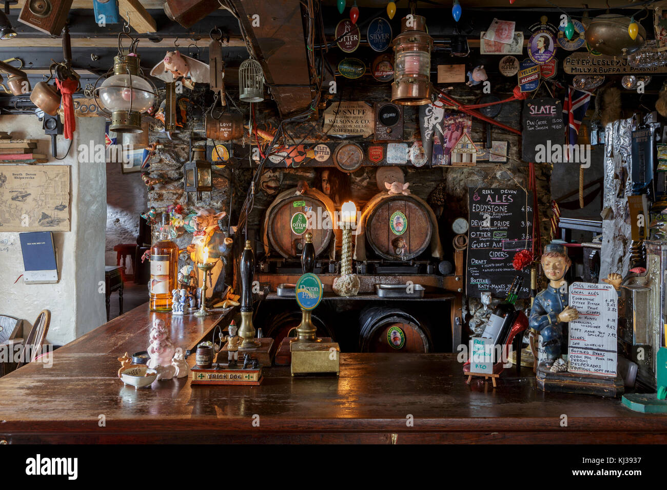 Traditional english pub interior hi-res stock photography and images ...