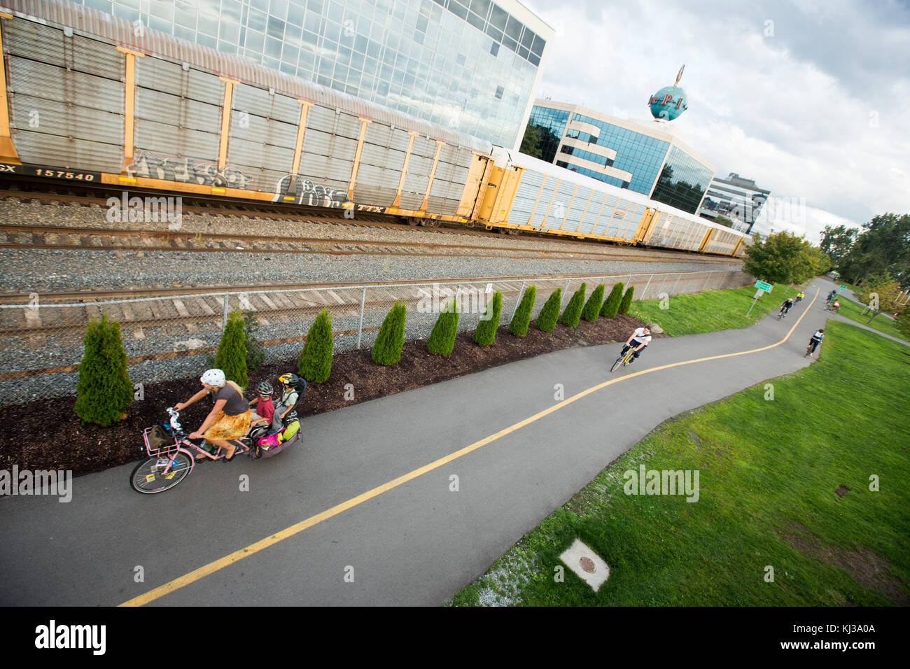 Rail-and-trail paved path seattle longtail cargo bike family Stock ...