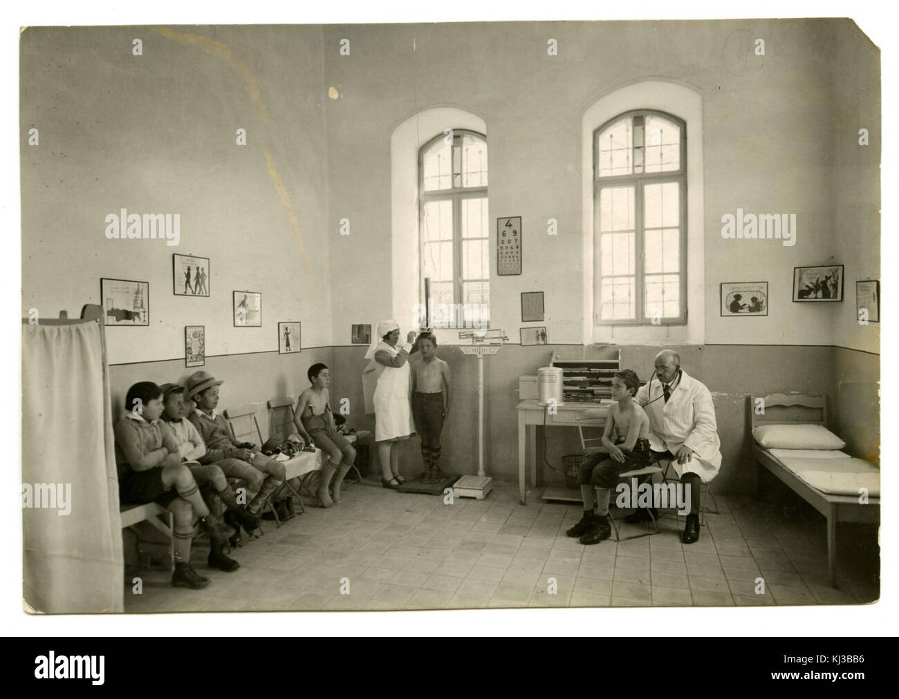 Mid 20th century medicine hi-res stock photography and images - Alamy