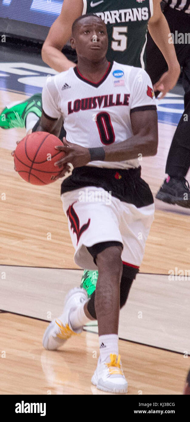 Basketball player shooting a hi-res stock photography and images - Alamy