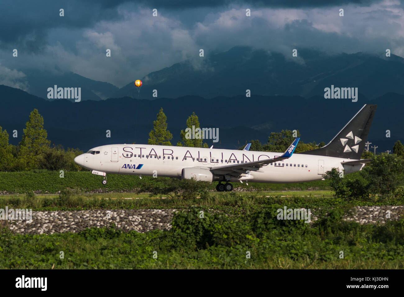 Star Alliance 737-881 JA51AN Stock Photo - Alamy