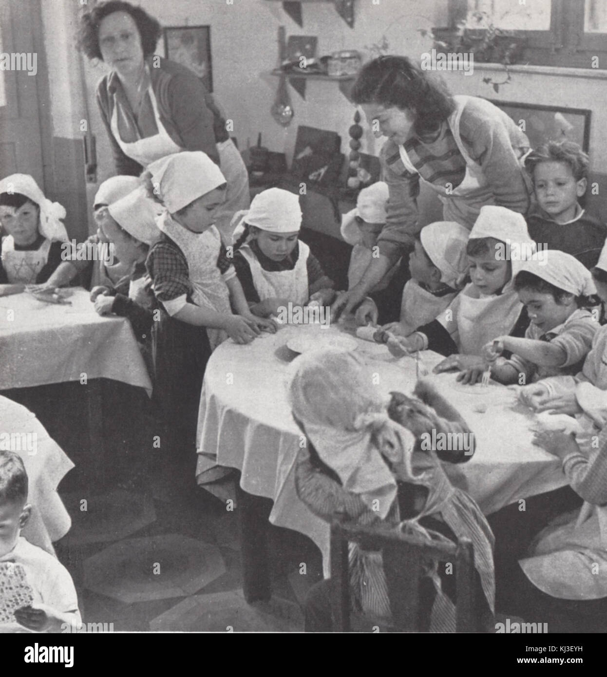 Israel 47027 preparing mazzah Stock Photo - Alamy