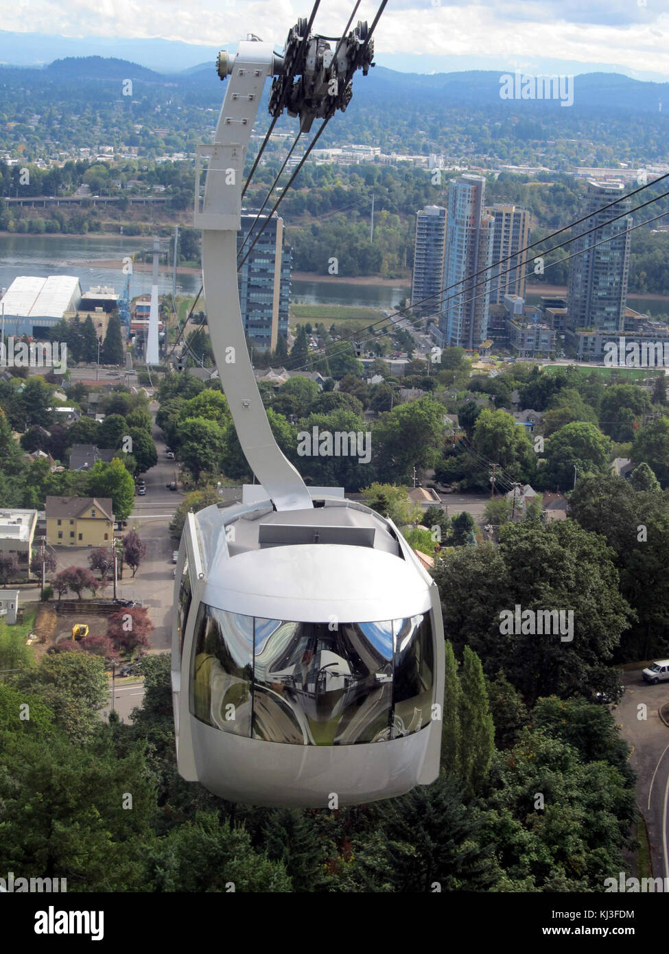 Portland aerial tram south waterfront hi-res stock photography and ...