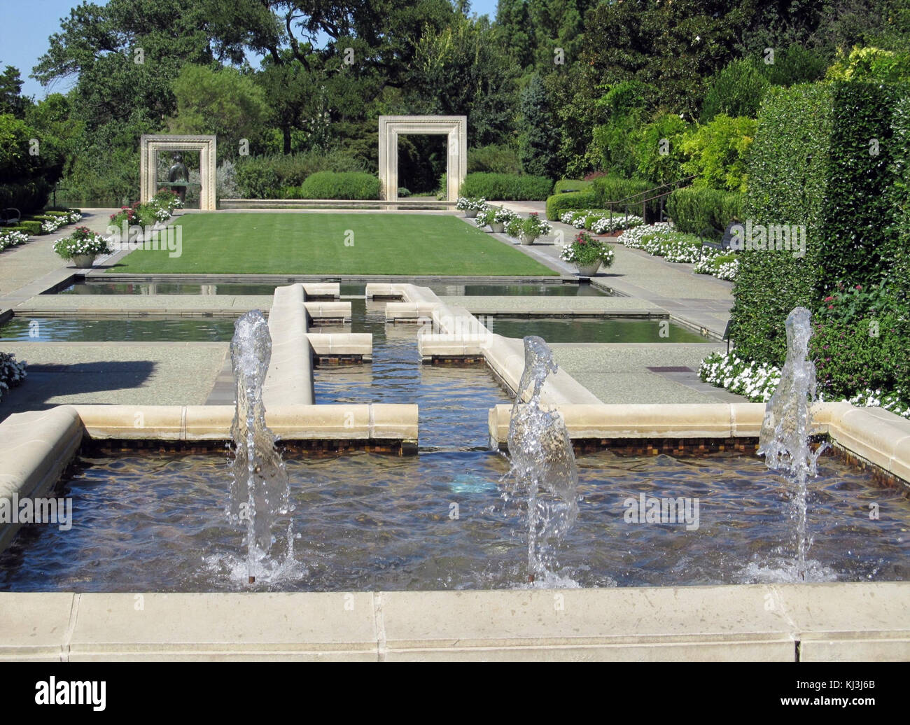 Symmetrical garden landscape hi-res stock photography and images - Alamy