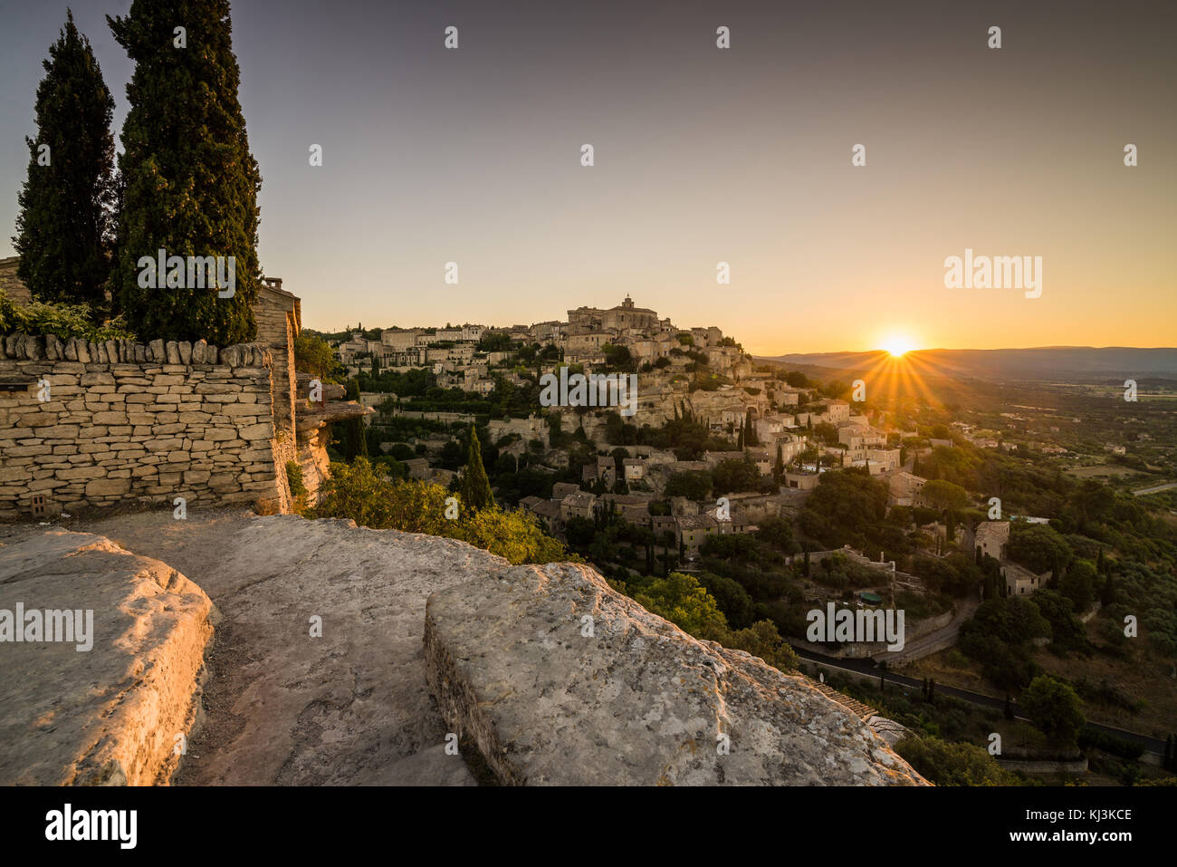 The hilltop village of Gordes, Louberon, Provence, France, Europe Stock ...