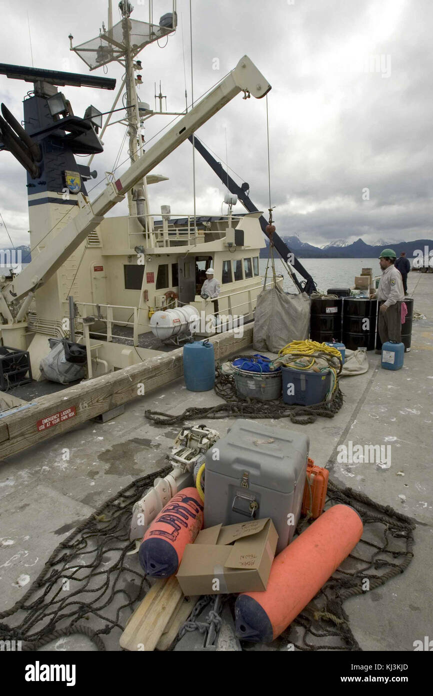 Workers loading big ship Stock Photo - Alamy