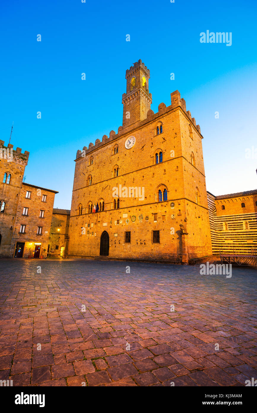 Volterra town central square, medieval palace Palazzo Dei Priori ...