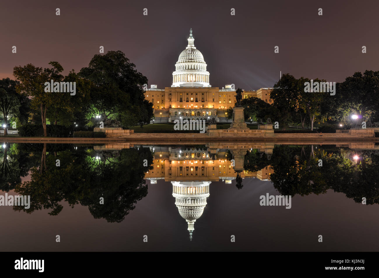 Reflecting pool at night hi-res stock photography and images - Alamy