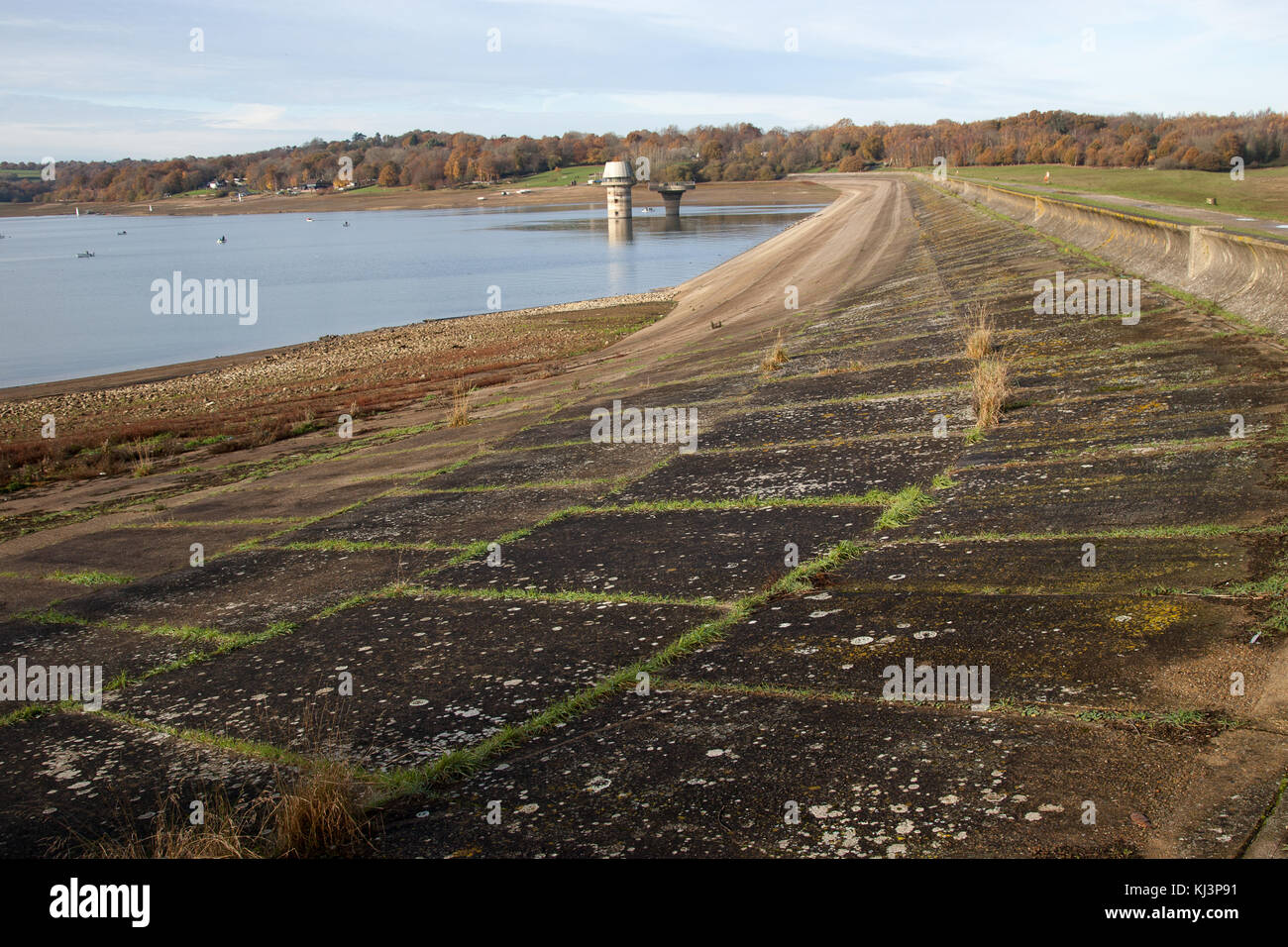 Bewl Water reservoir low capacity level Stock Photo - Alamy