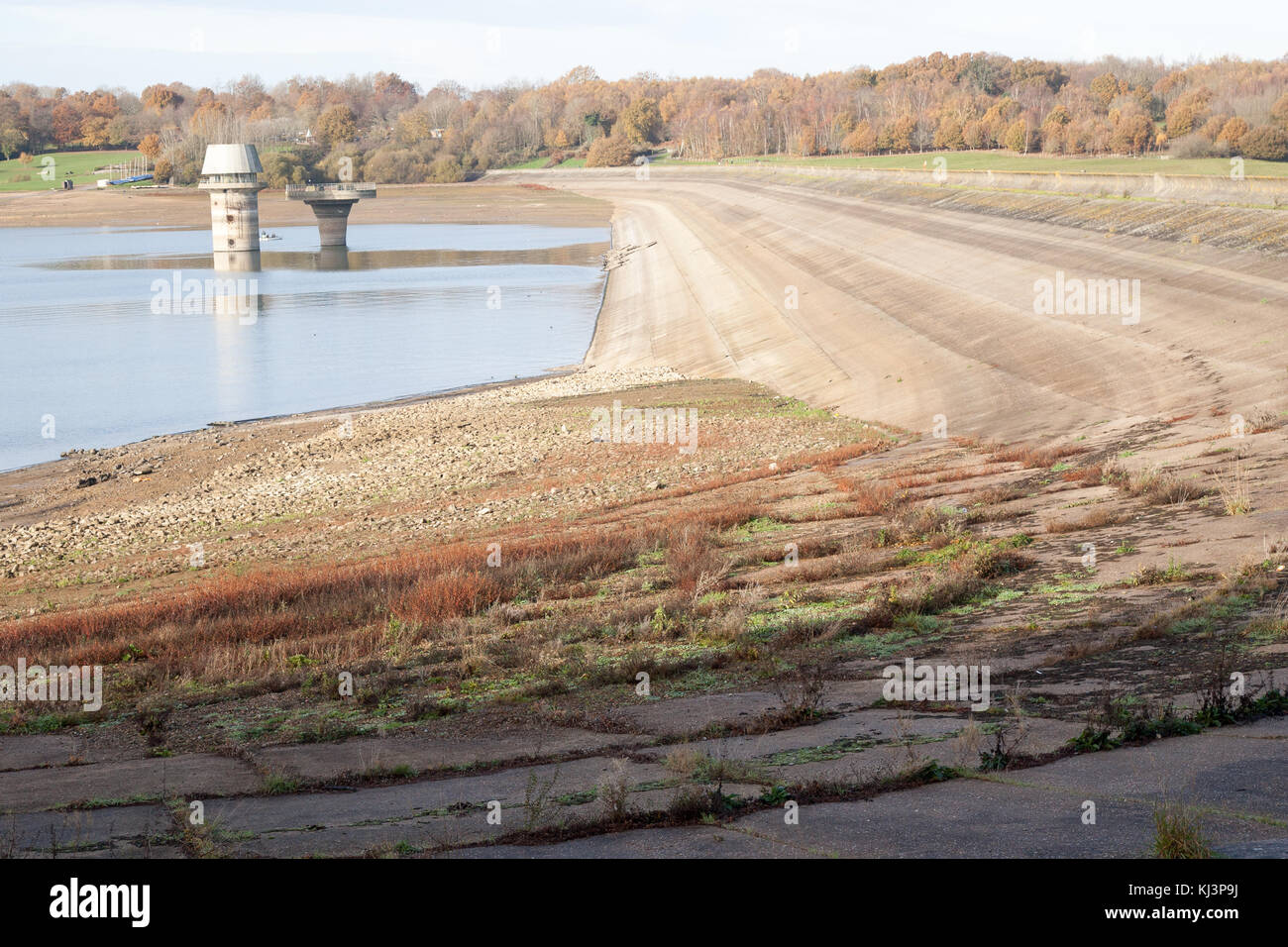 Bewl Water reservoir low capacity level Stock Photo - Alamy