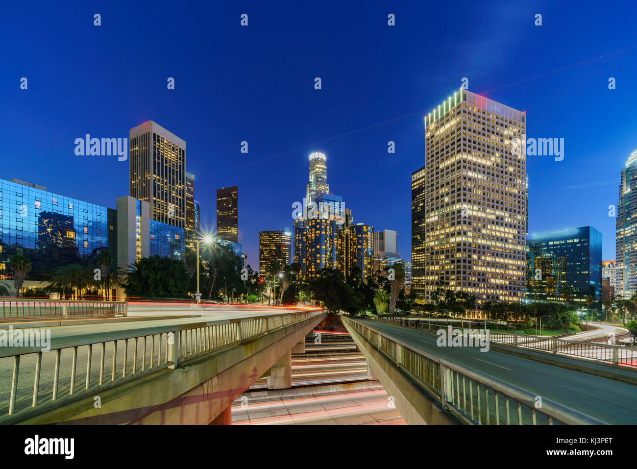 Los angeles night time skyline hi-res stock photography and images - Alamy