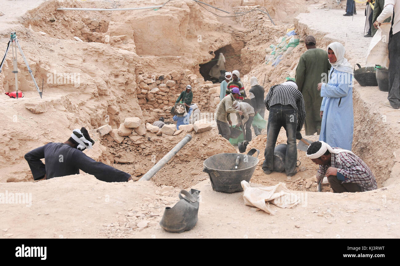 VALLEY OF THE KINGS, EGYPT - DECEMBER 31, 2008: Archeological Dig in ...