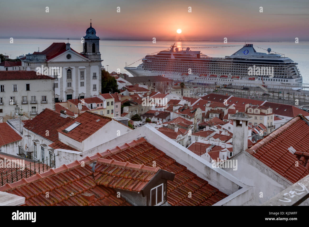 Alfama lisbon portugal cruise ship hi-res stock photography and images ...