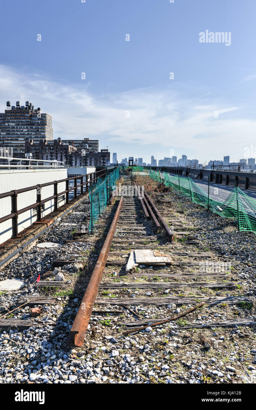 Tracks along New York City Highline, Phase 3 along midtown in the ...