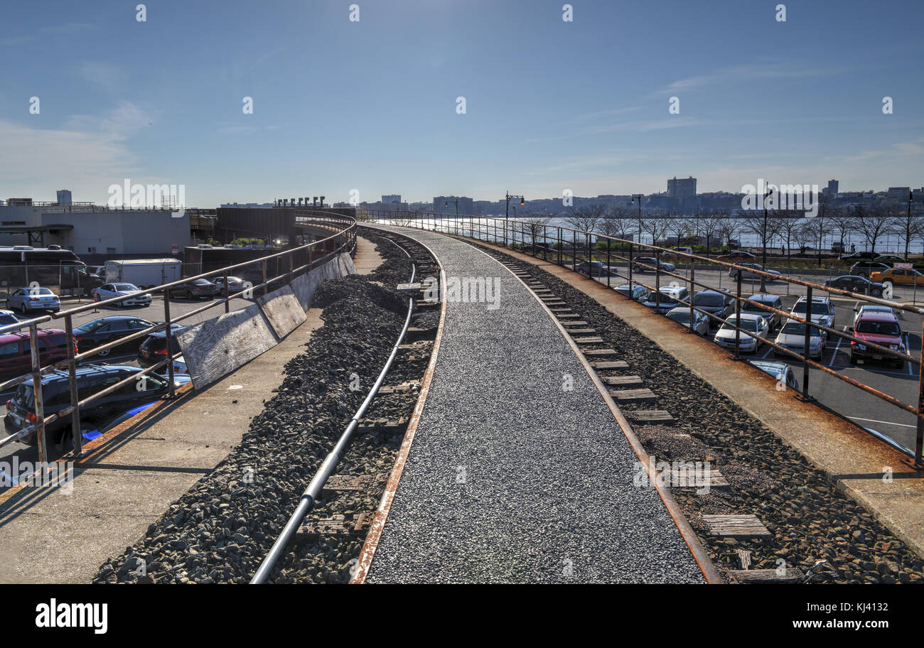 Tracks along New York City Highline, Phase 3 along midtown in the ...