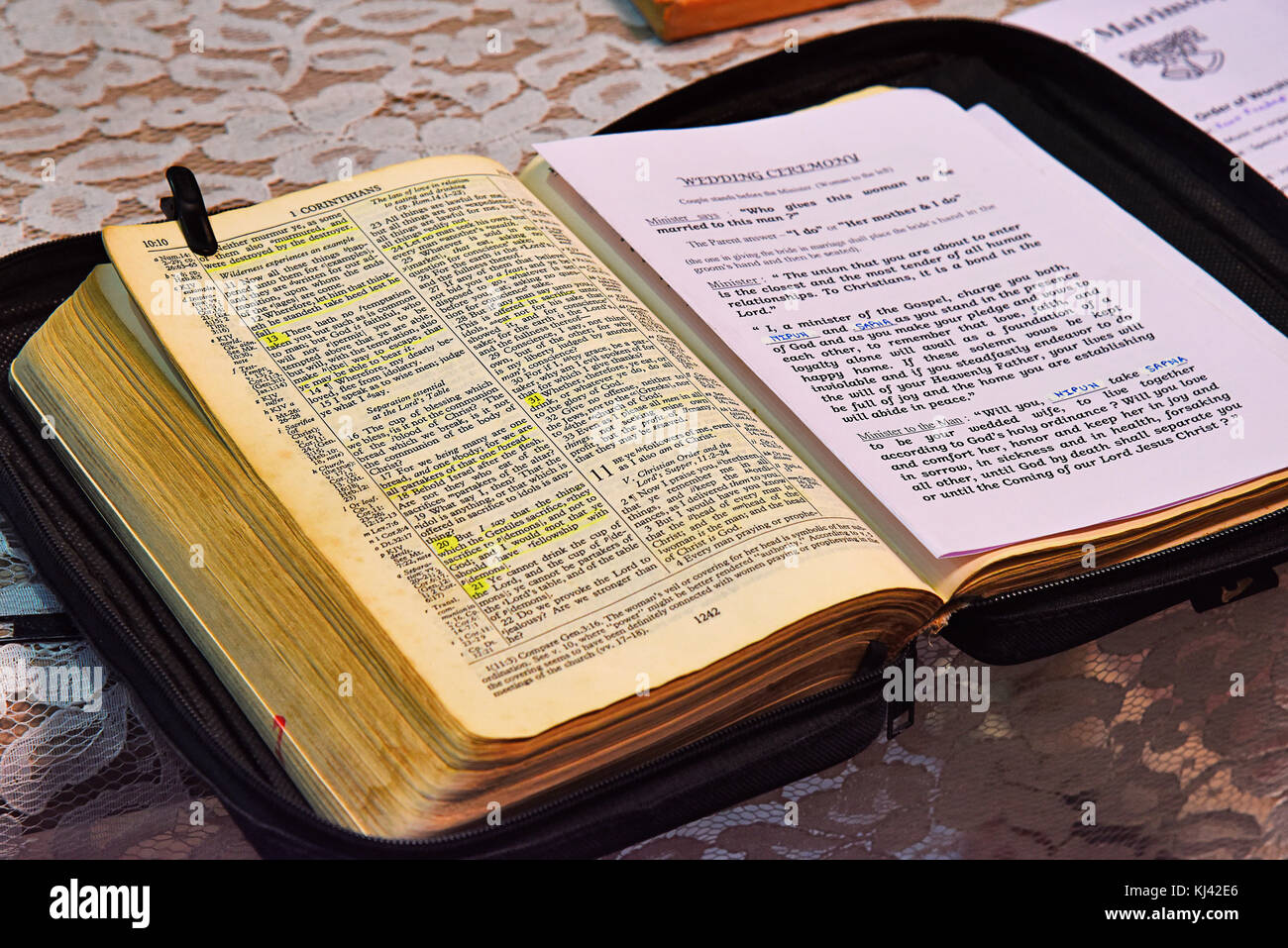 Open bible a altar hi-res stock photography and images - Alamy