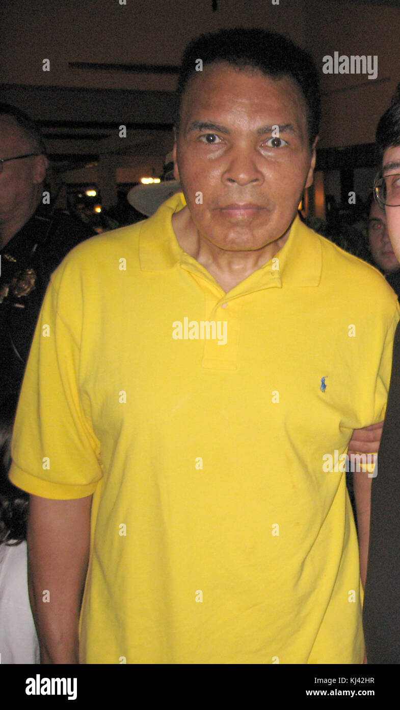 Boxing legend muhammad ali in hospital with pneumonia ali hi-res stock ...