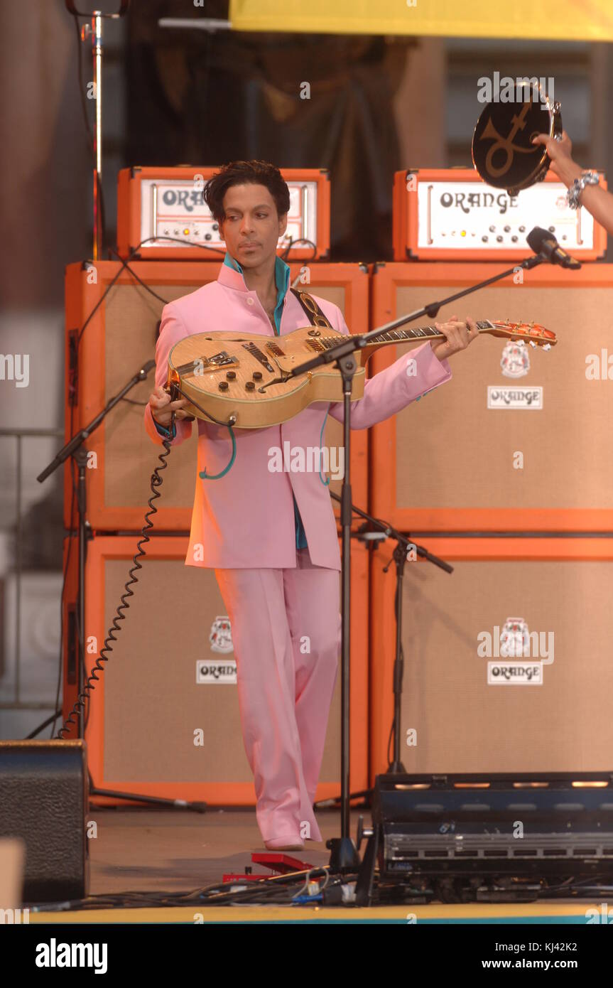 NEW YORK - JUNE 16: Musician Prince performs onstage with Tamar aka ...
