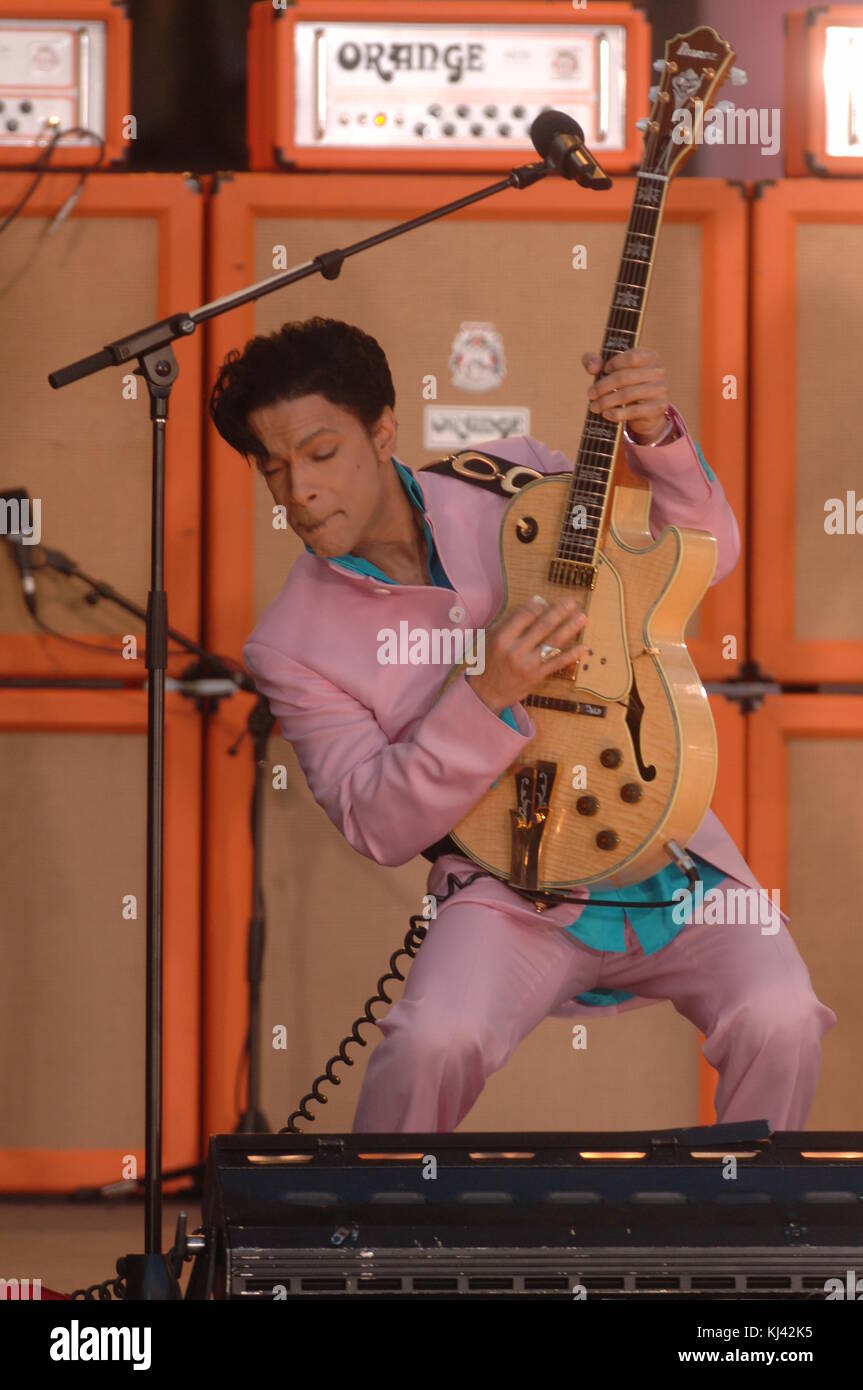 NEW YORK - JUNE 16: Musician Prince performs onstage with Tamar aka ...