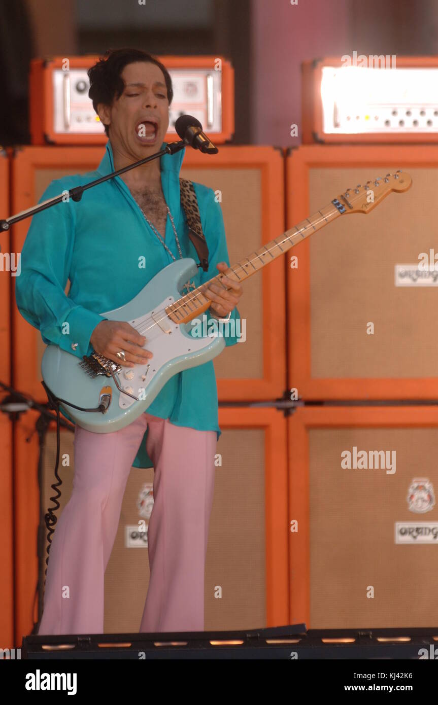 NEW YORK - JUNE 16: Musician Prince performs onstage with Tamar aka ...