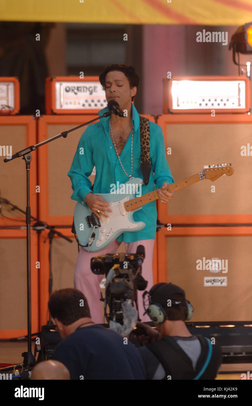 NEW YORK - JUNE 16: Musician Prince performs onstage with Tamar aka ...