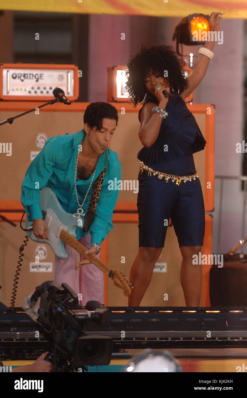 NEW YORK - JUNE 16: Musician Prince performs onstage with Tamar aka ...