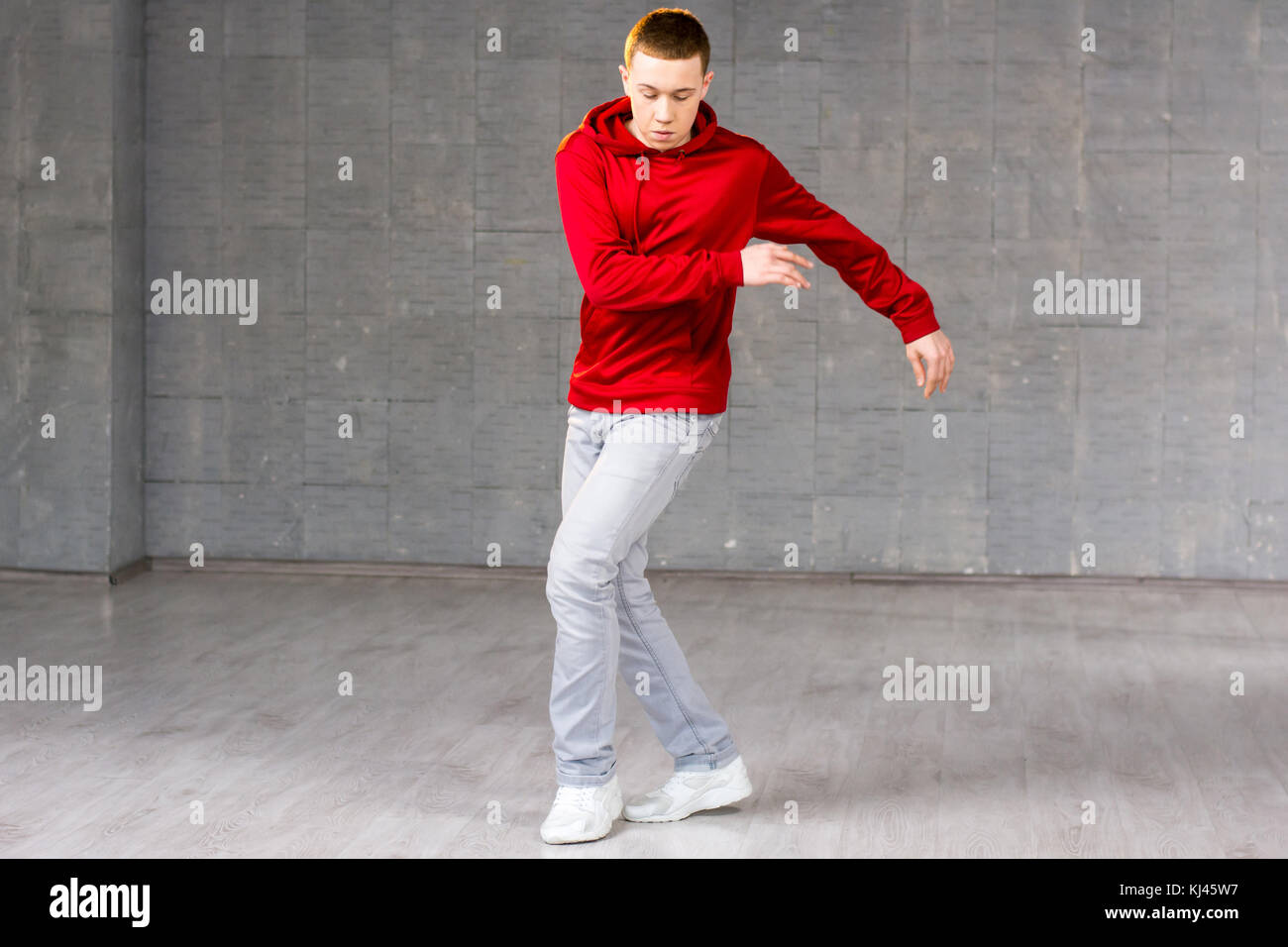Young male modern dancer dancing Stock Photo - Alamy