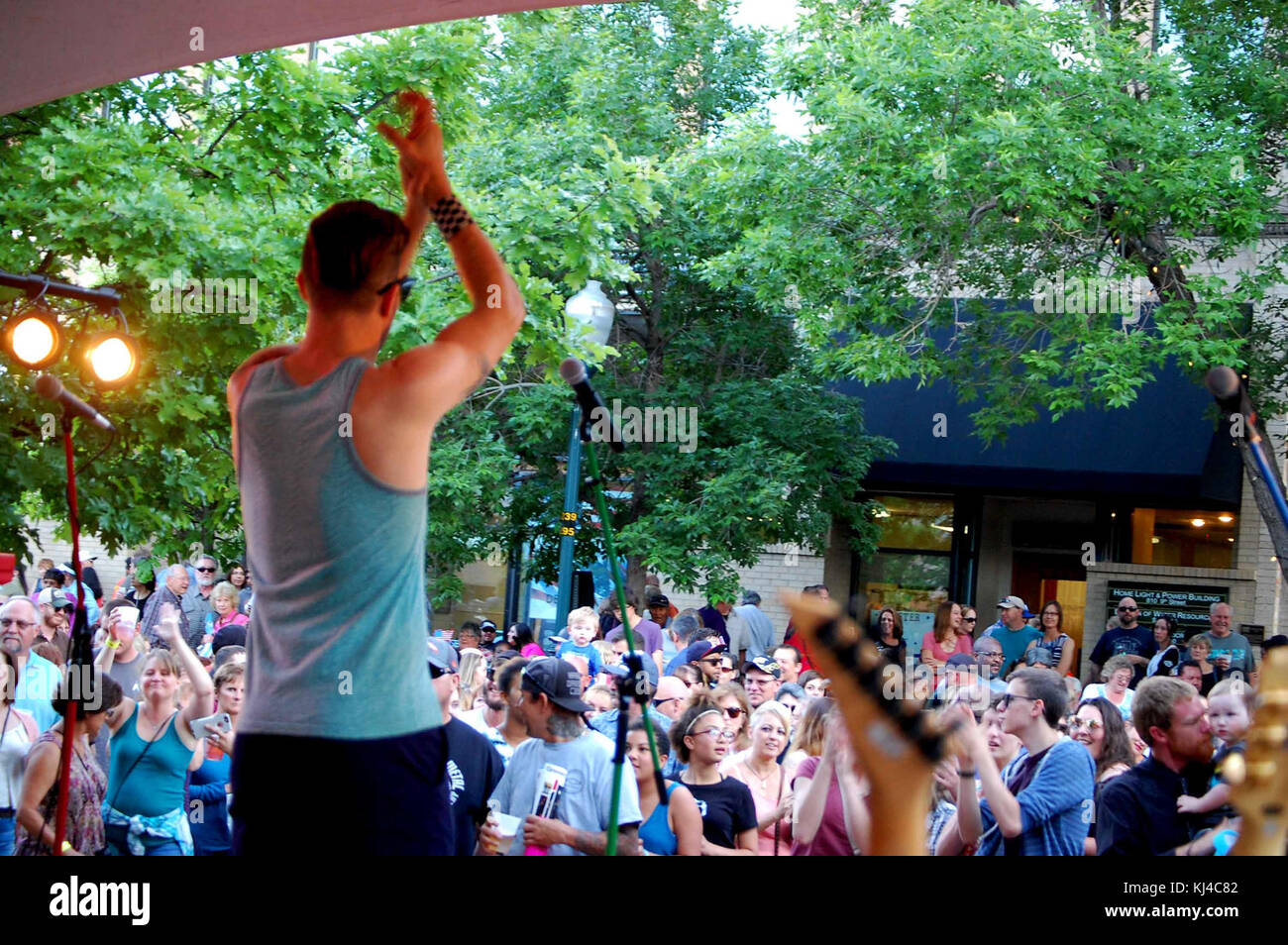 Friday Fest Band and Crowd (35101601112 Stock Photo - Alamy