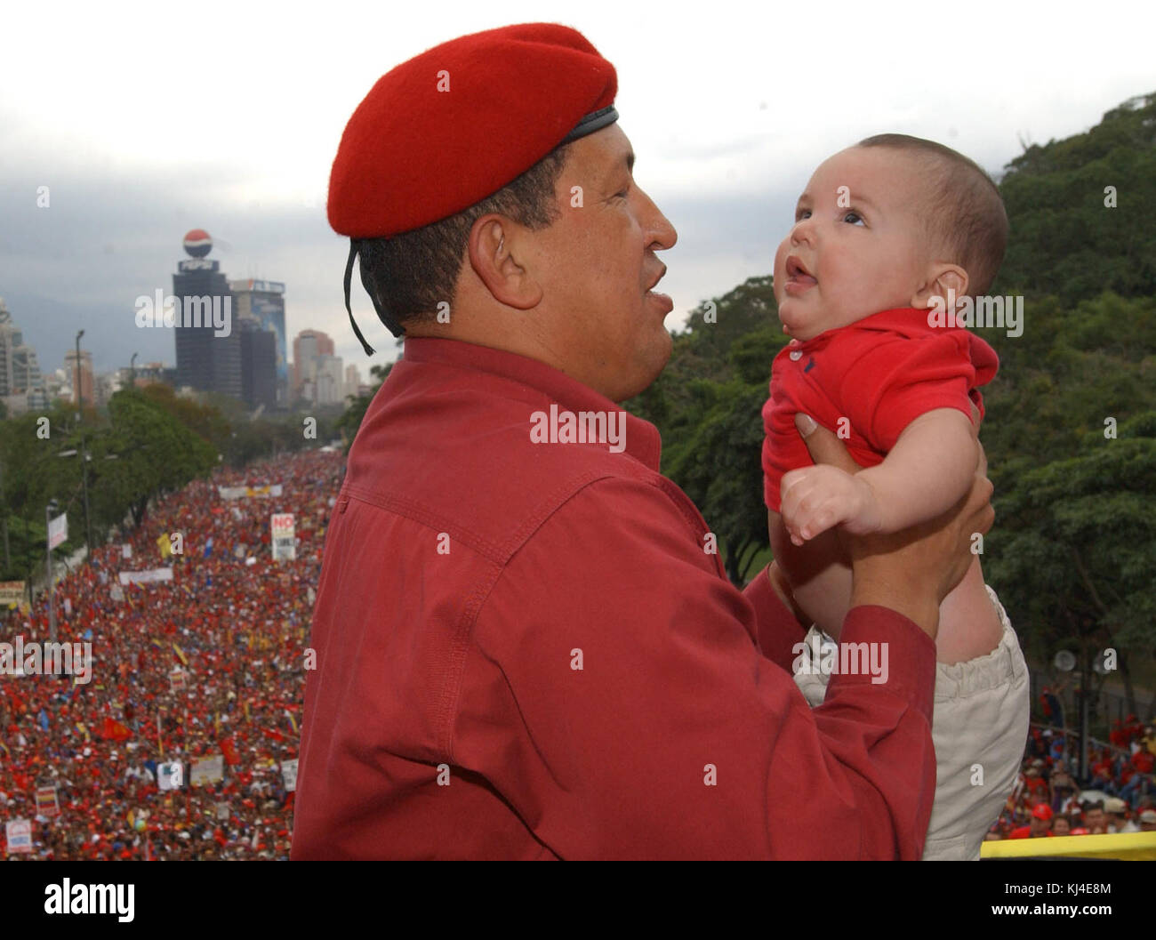 Hugo Chavez - Baby kissing Stock Photo - Alamy