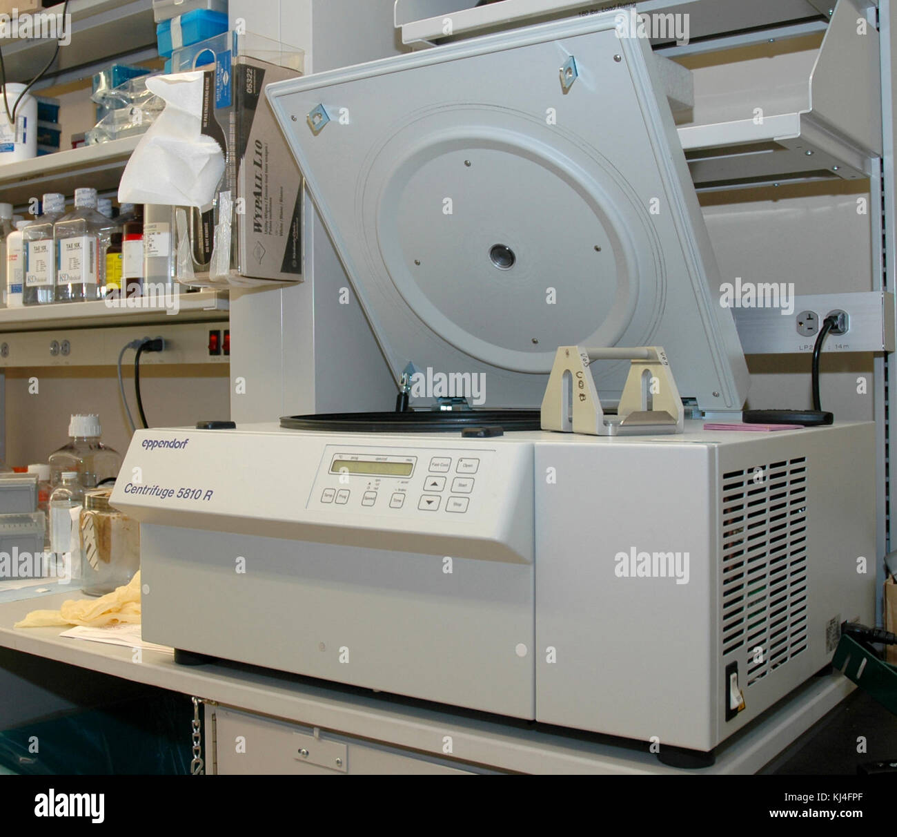 Benchtop centrifuge hi-res stock photography and images - Alamy