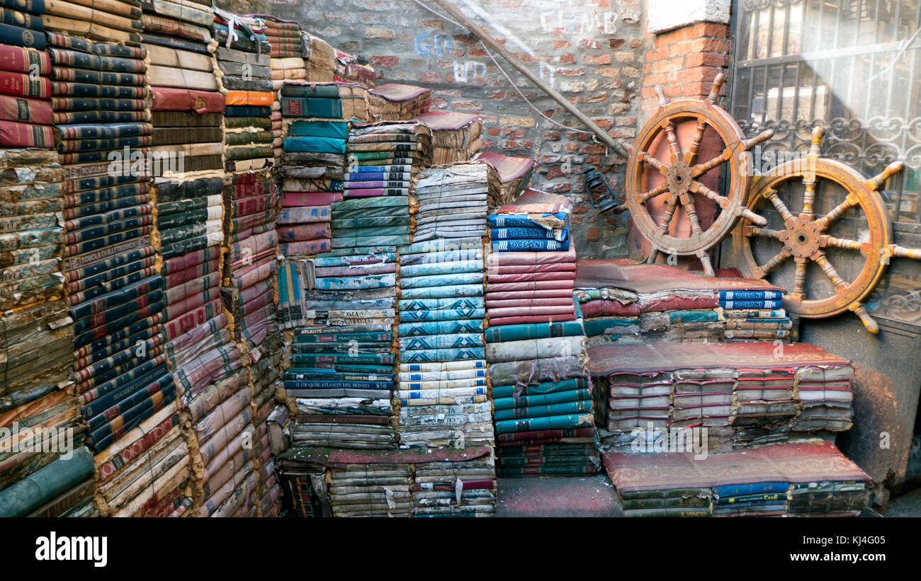 Bookshop courtyard full of old books in Venice Italy Stock Photo - Alamy