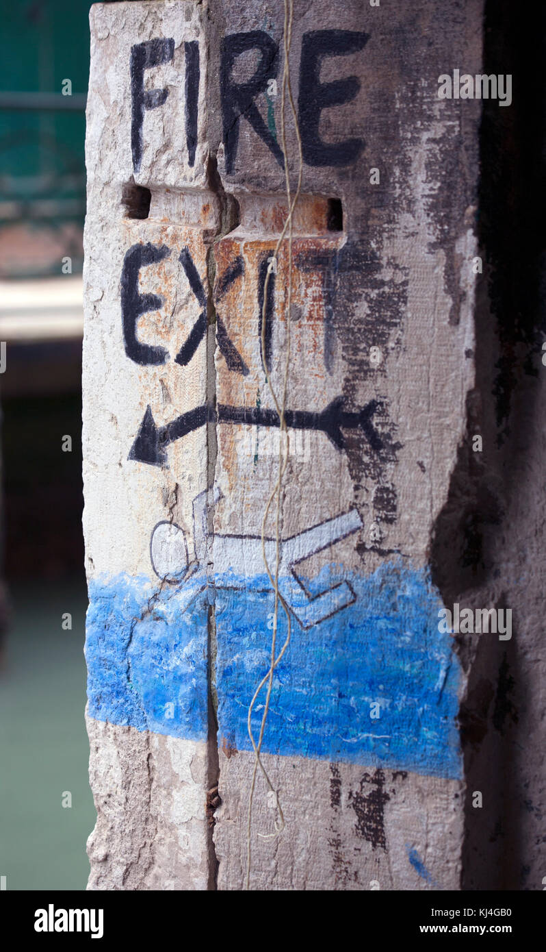 Fire exit sign in hi-res stock photography and images - Alamy