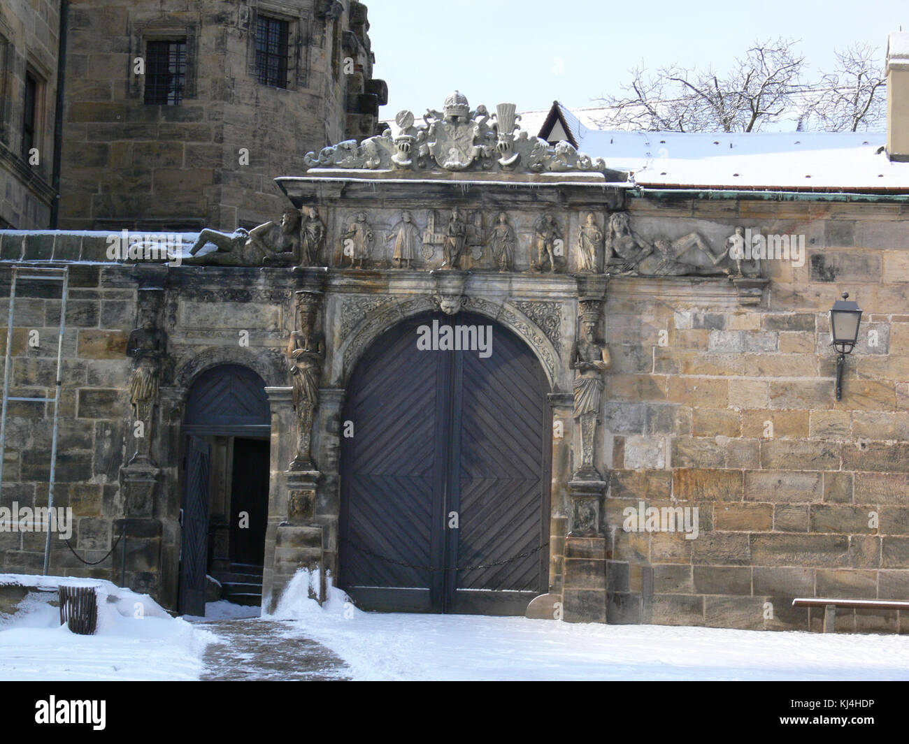 Schoenes Tor Alte Hofhaltung Stock Photo - Alamy