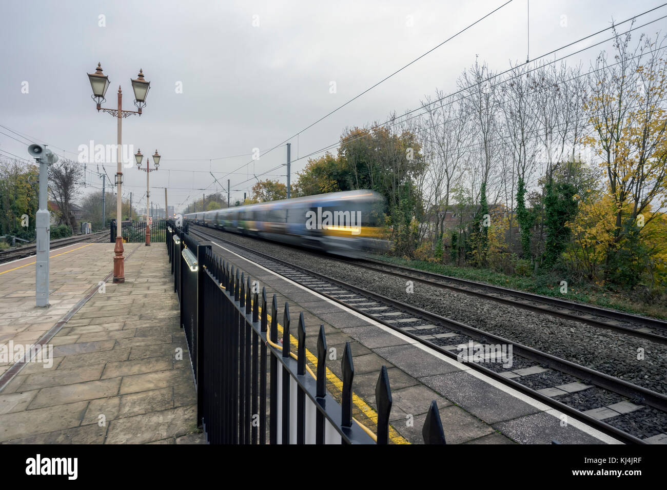 Train speeding through Hanwell station on the Great Western mainline in ...