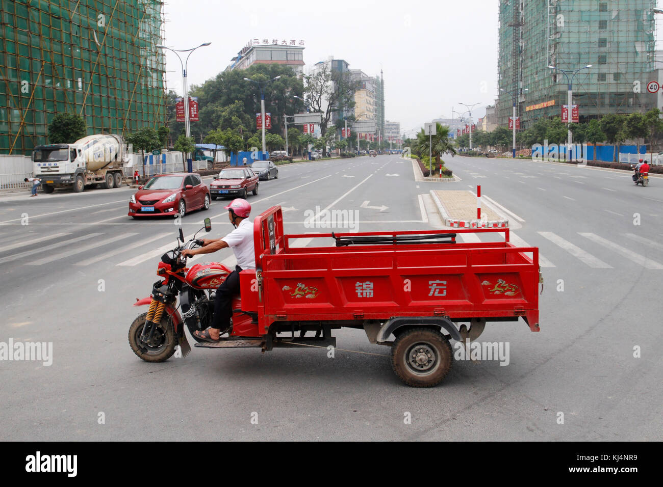 Three wheeler truck hi-res stock photography and images - Alamy